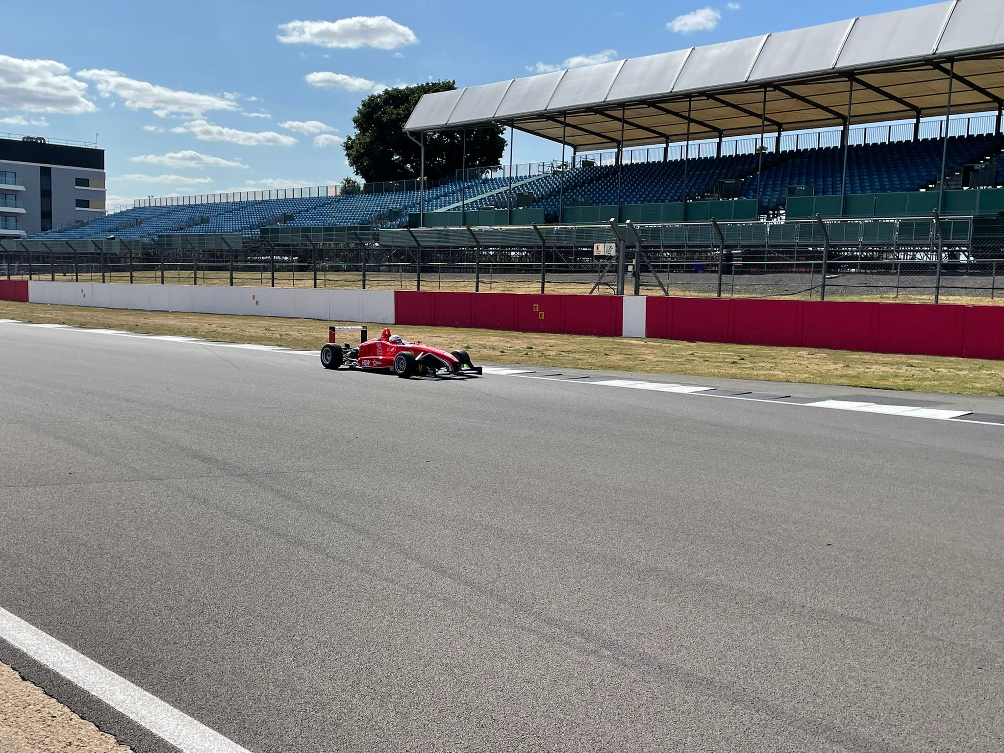 Isla Mackenzie Joins Scuderia Fern Racing – Paddock Sorority